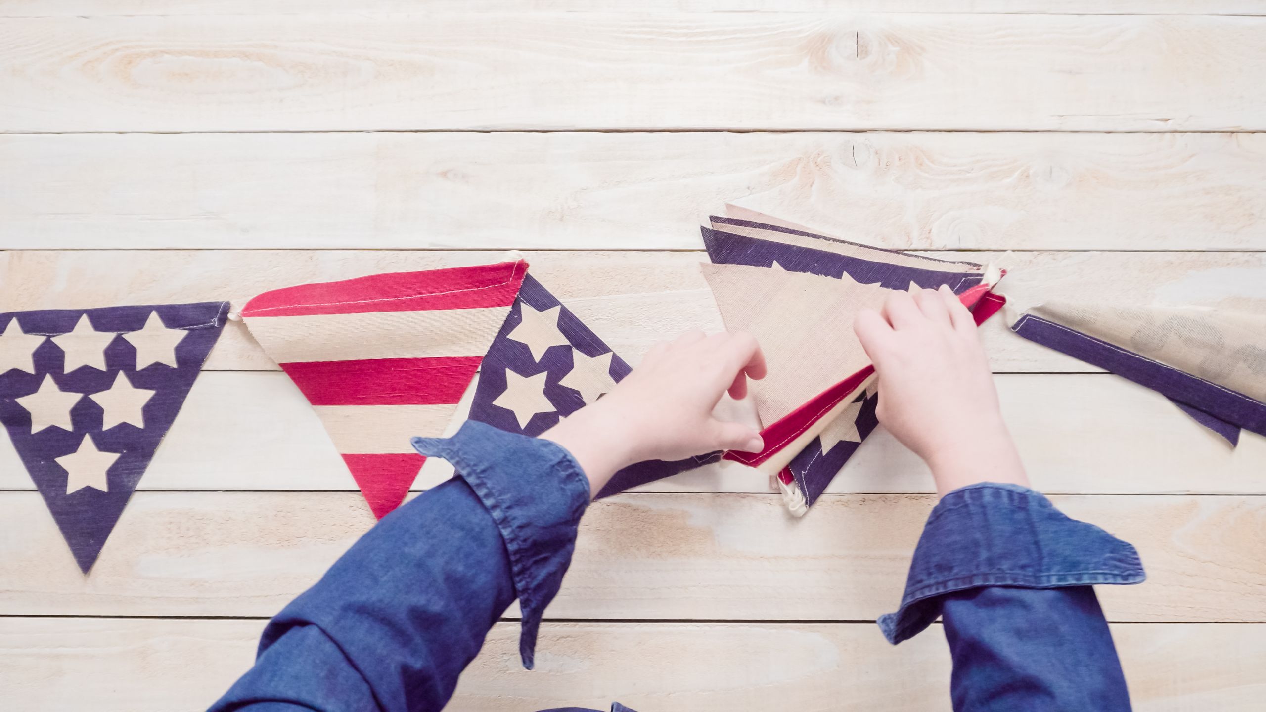 Craft a frugal patriotic decoration with a DIY ribbon flag - Home Sako